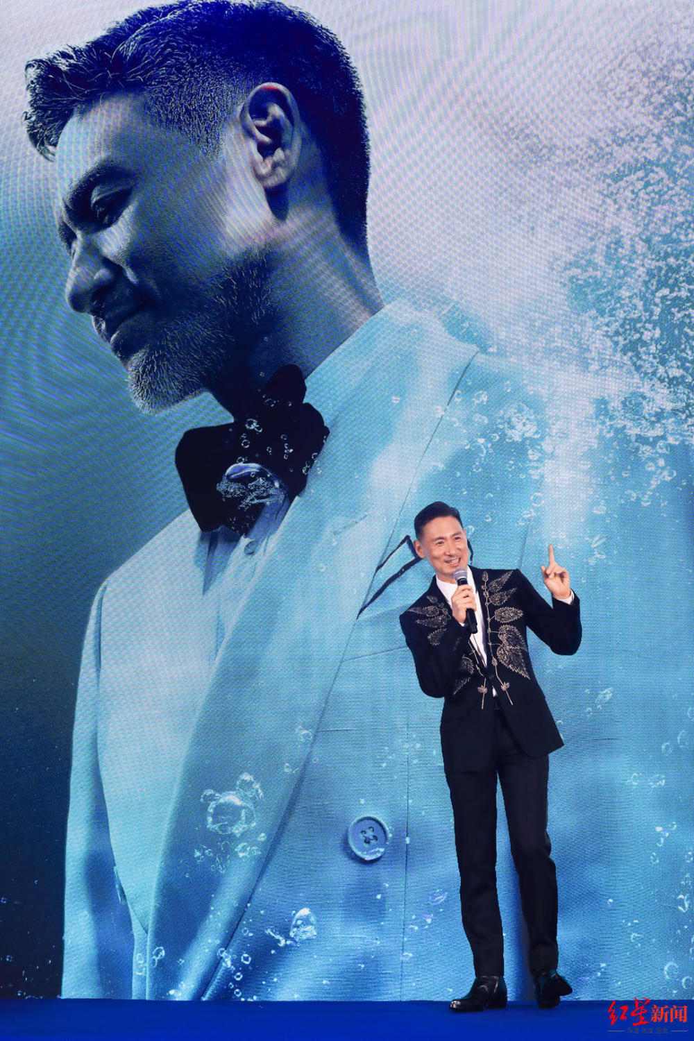 《张学友60＋巡回演唱会》官宣 61岁的张学友：确定自己还可以唱_腾讯新闻