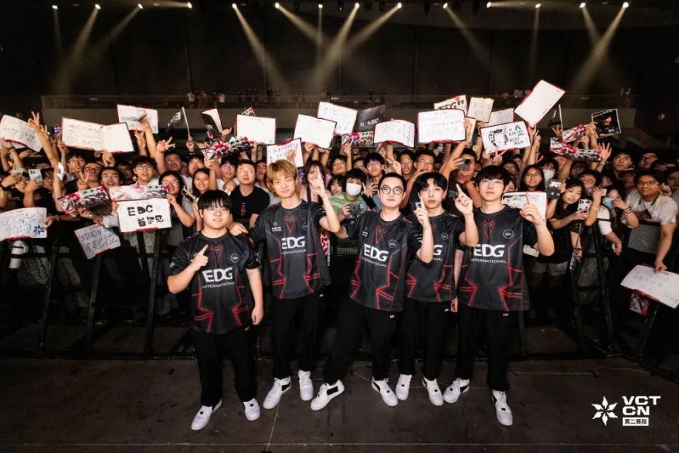 在现场｜EDG加冕年度总冠军，CN瓦元年绽放“花火”_腾讯新闻