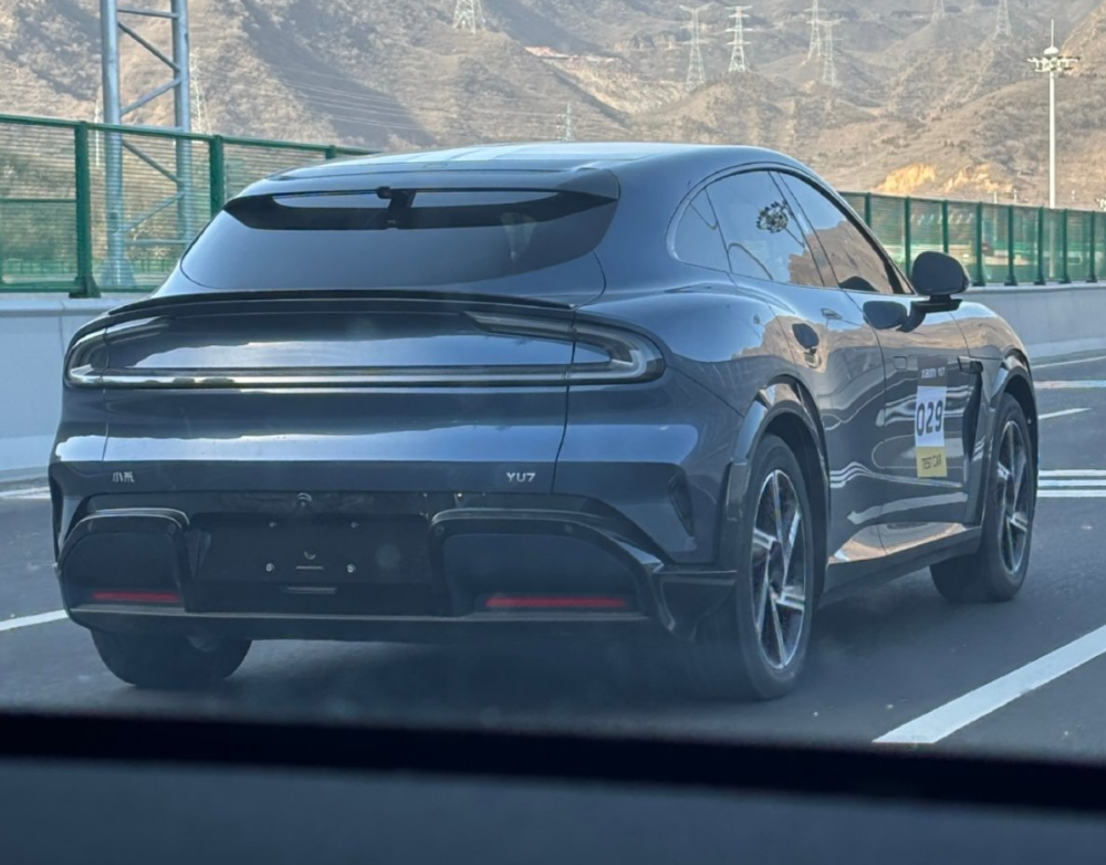 瞄准特斯拉Model Y！小米YU7更多实车图曝光，长近5米+691马力_腾讯新闻