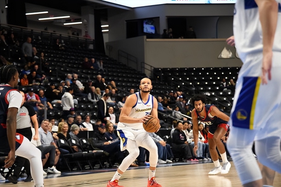 勇士将用短合同签下昔日乐透秀，但接下来他们还得尽快再签一人？_腾讯新闻