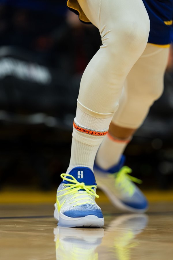 库里再次上脚定制配色的Sabrina 3，后跟印有姓名和座右铭_腾讯新闻