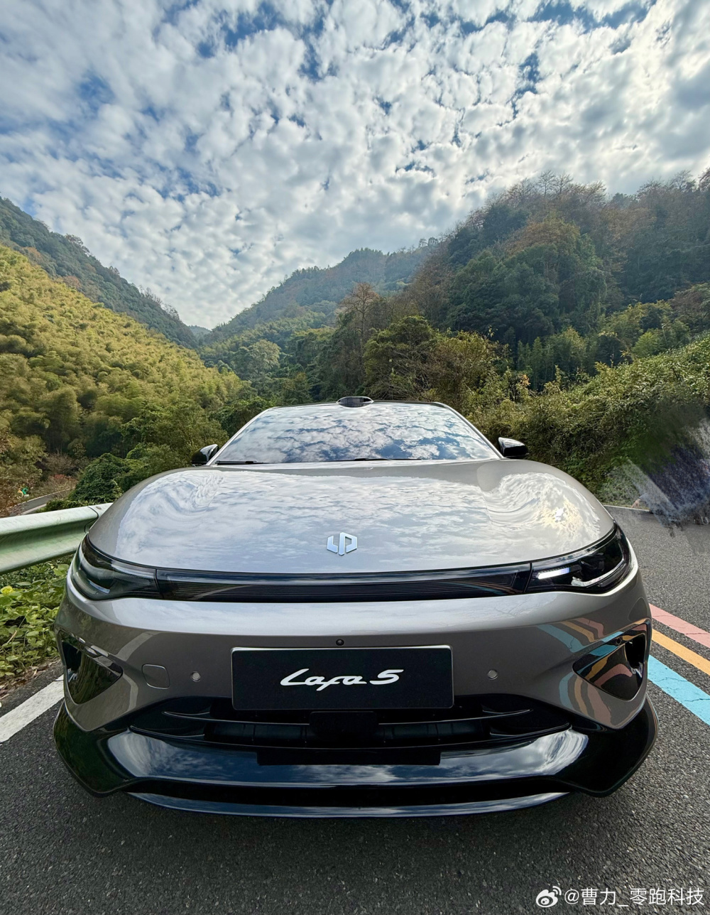 零跑Lafa 5 Ultra实车亮相，曹力大赞“操控非常棒，颜值很抗打”_腾讯新闻