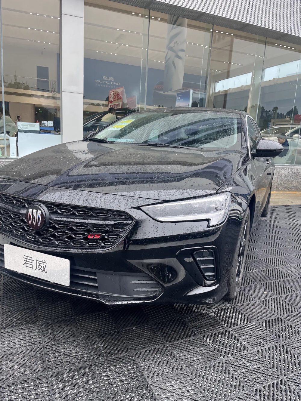 新款别克君威到店，增曜黑竞速套件+红色内饰，配237马力+9AT_腾讯新闻