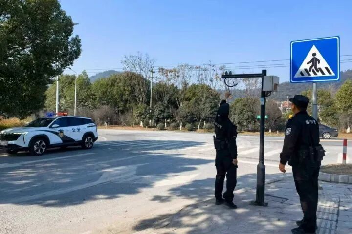 货车司机凌晨偷走公安部门摄像头，“拍画面肯定清晰，快过年了，老家正好缺一个”；已被依法处理_腾讯新闻