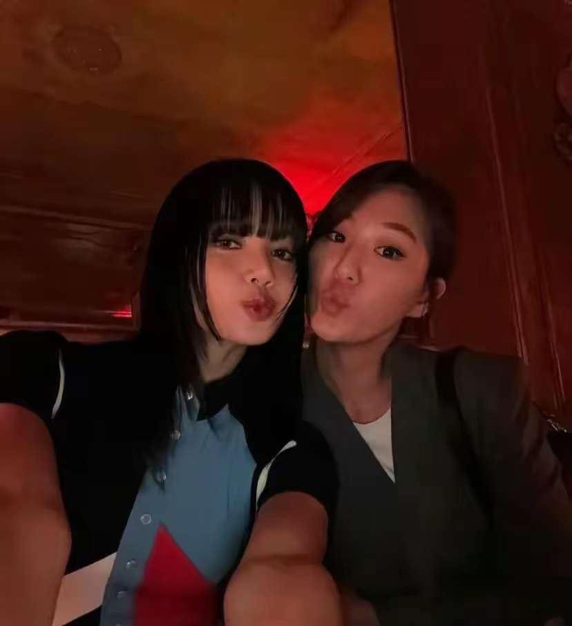 偶遇Lisa泰国吃火锅，素颜现身大口吃肉很开心，给助理夹菜没架子_腾讯新闻