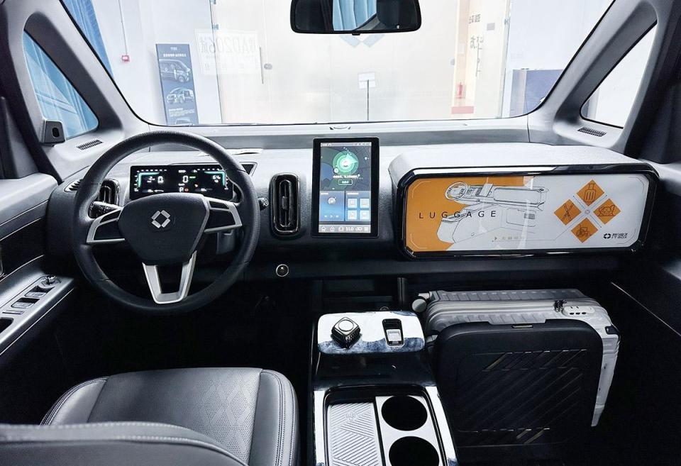 海马EX00实车亮相，外观很前卫科幻，侧滑门，1+1+3座布局_腾讯新闻