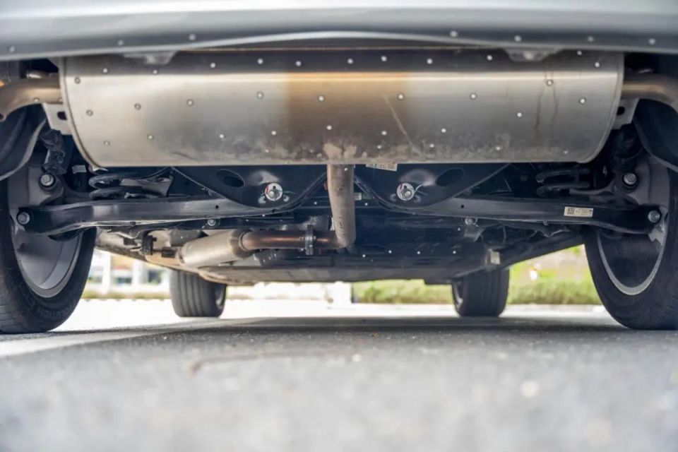 试驾风云T10：18.99万起，一箱油跑1300+km，全系标配CDC_腾讯新闻