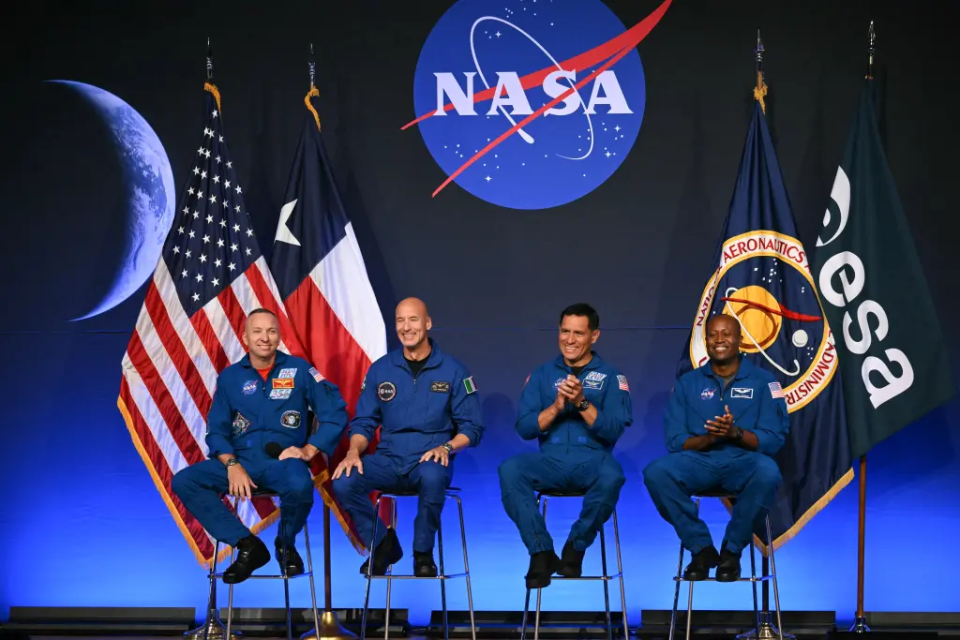 NASA官宣阿耳忒弥斯3号宇航员，为真正重返月球铺路，却引发争议_腾讯新闻
