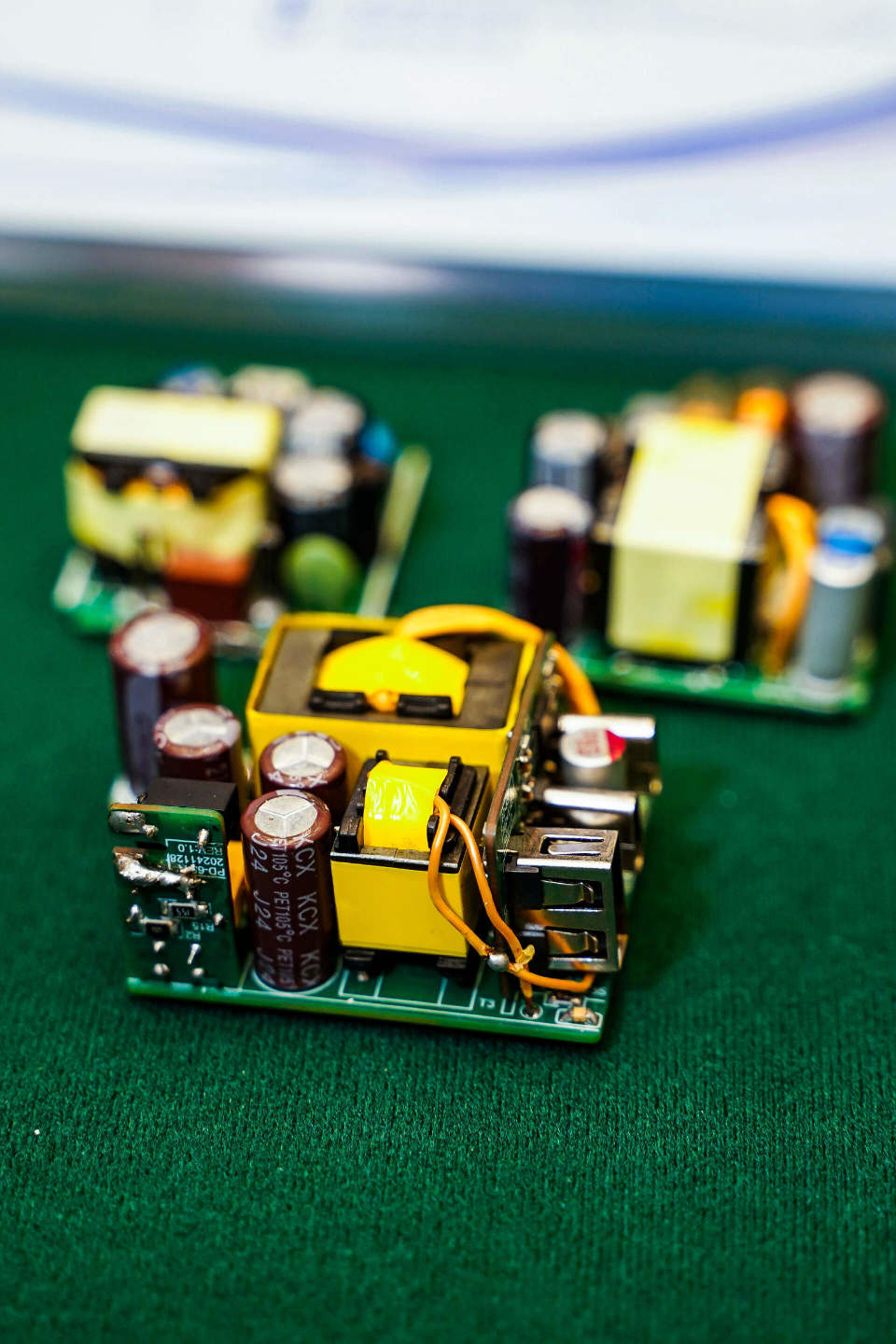 现场速递｜面向 iPhone17 的 AVS 快充芯片与参考方案在2025（秋季）亚洲充电展集中亮相_腾讯新闻