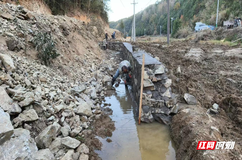 湖南石化：修筑山村“连心渠” 打通农田“生命线”_腾讯新闻