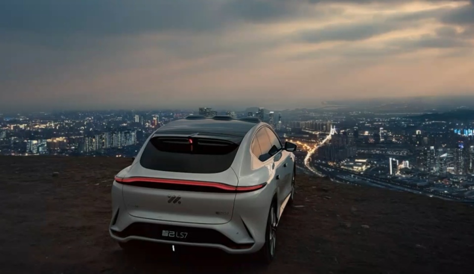 重庆国际车展，智己LS7新增上市2款Max版本，权益价29.98万元、31.98万元_腾讯新闻