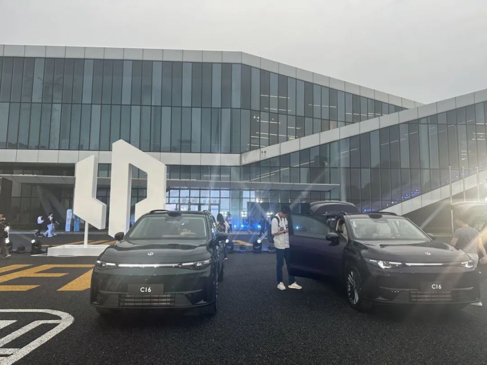 全系6座+真800V+8295芯片！零跑C16真等于半价理想L8？_腾讯新闻