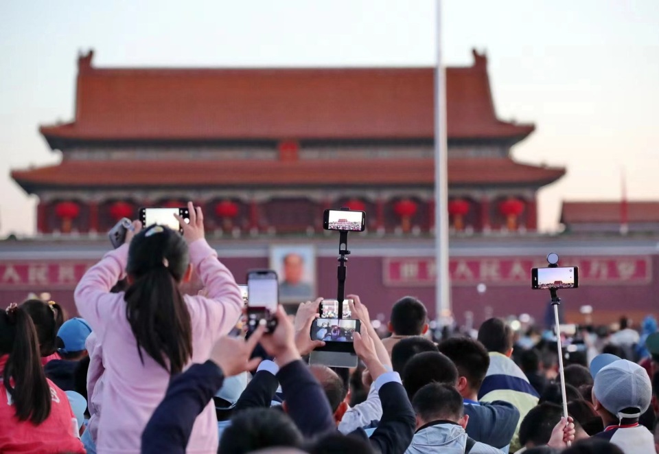 五一劳动节，天安门广场群众看升旗_腾讯新闻