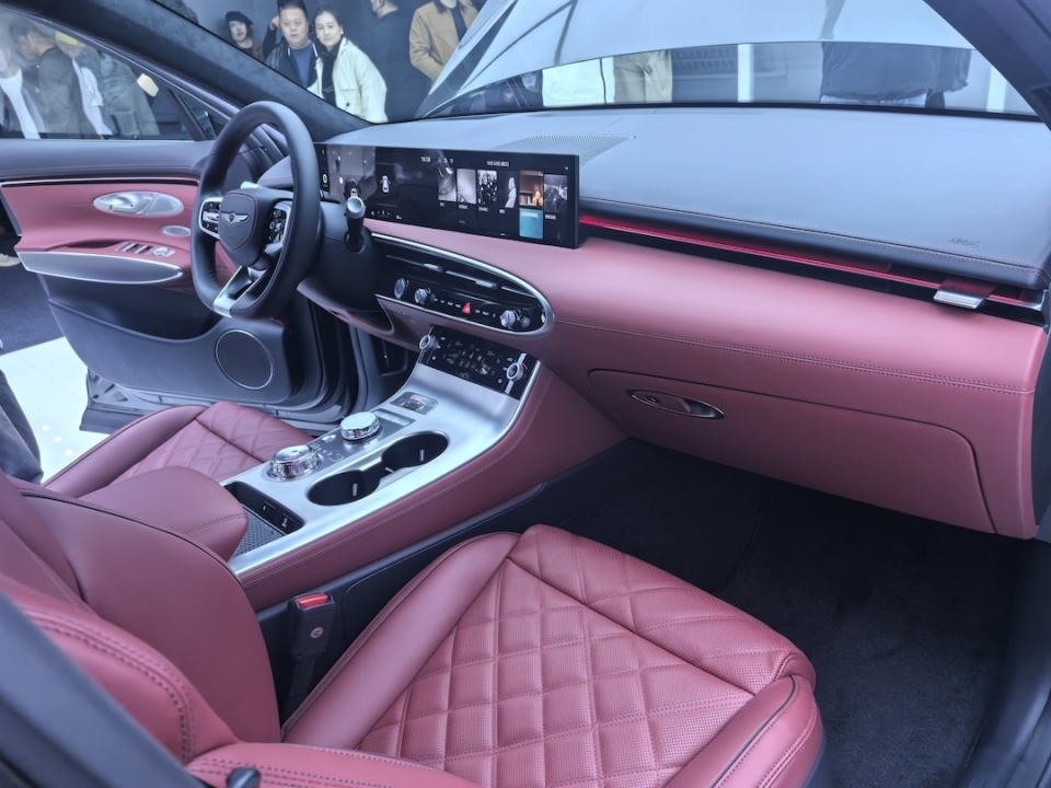 2.5T+8AT 换装双联屏 新款捷尼赛思GV70上市售29.3万起_腾讯新闻