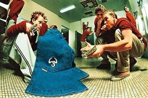 比伯疯狂上身“阔腿牛仔裤”，JNCO 是今年最爱_腾讯新闻