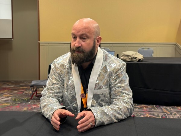 银色亮片与生成式AI前沿：Hart Rossman的安全哲学_腾讯新闻