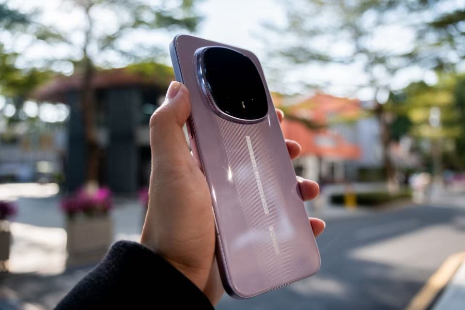 荣耀Magic8 RSR首发体验：7999元买个不强调影像的超大杯，反而对了？_腾讯新闻