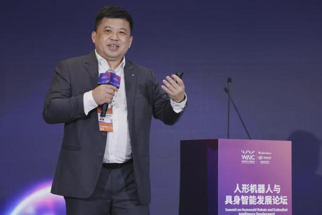 WAIC 2024：全球首款全尺寸通用人形机器人开源公版机“青龙”发布_腾讯新闻