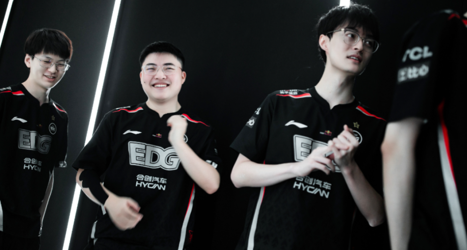 不明人士凌晨三点潜入EDG偷周边去卖，官博无奈：偷了好多次了_腾讯新闻