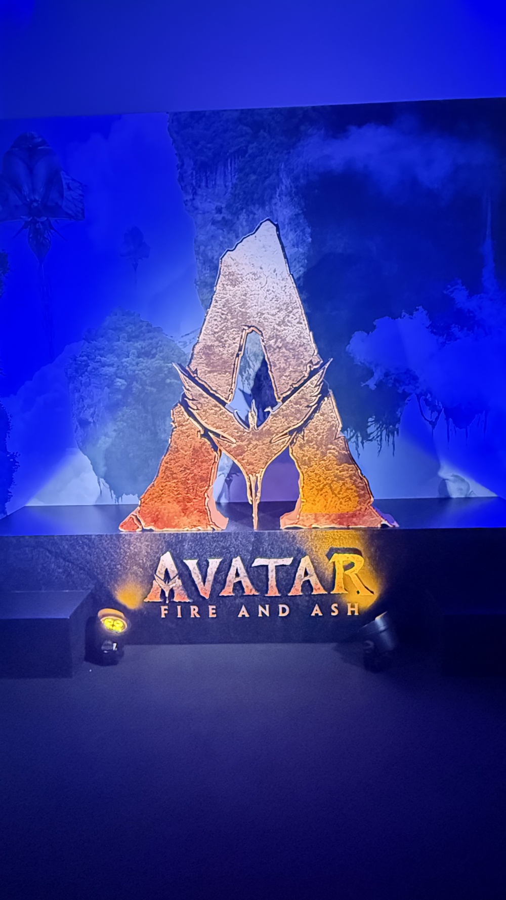 中影CINITY“4K 3D 48帧”《阿凡达：火与烬》片段全球首播惊艳欧洲观众_腾讯新闻