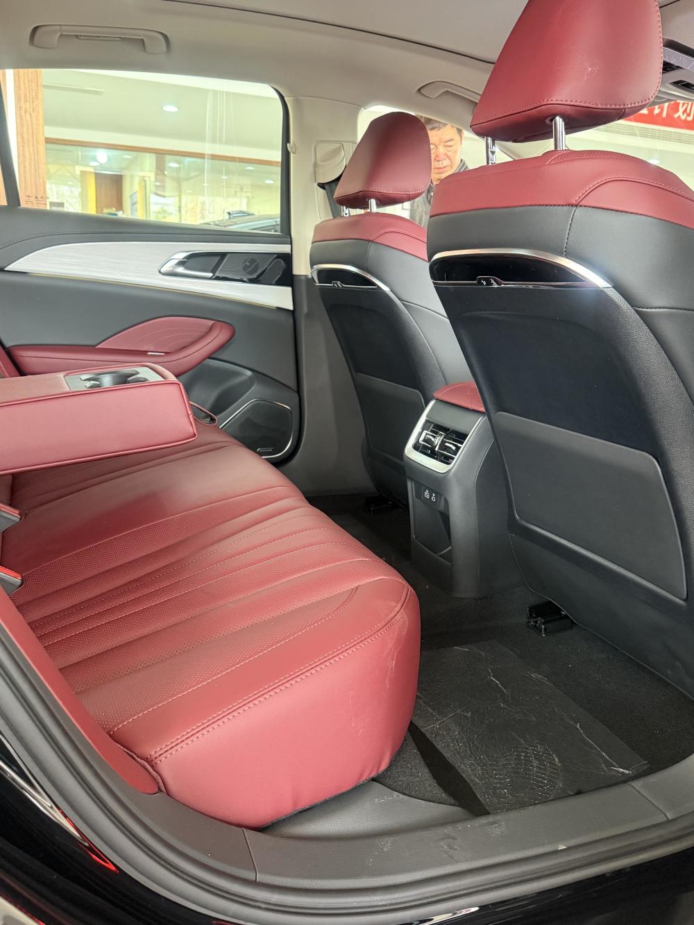 红旗H5 PHEV到店实拍，长近5米+内外焕新，1.5T插混/续航1600km_腾讯新闻