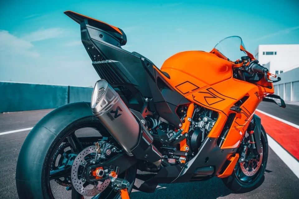 130匹！能上牌上路！KTM 990 RC R双缸仿赛海外上市，赛用车底定风翼首次下放_腾讯新闻