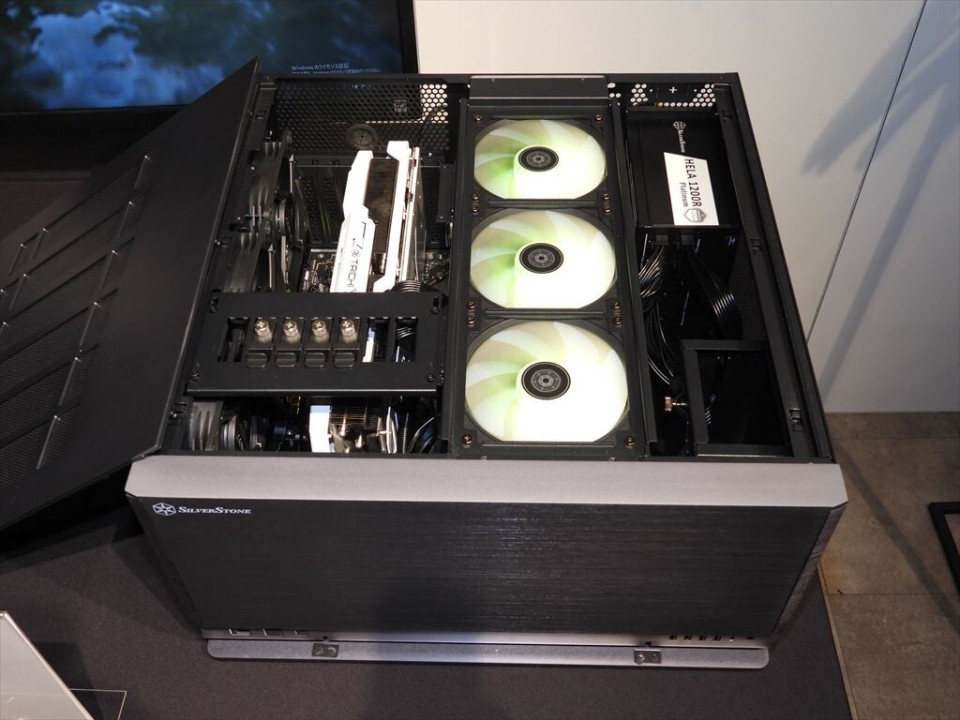 银昕展出复古卧式机箱 FLP01 近量产原型，计划 2025Q1 上市_腾讯新闻