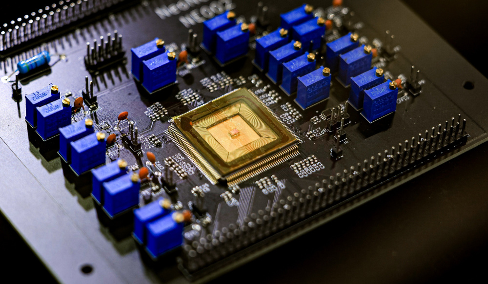 国内首颗商用端侧28nm存算一体AI芯片发布，特定计算任务可节省90%能耗｜钛媒体AGI_腾讯新闻