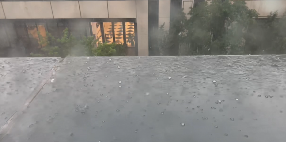 下起来了！雷雨大风+冰雹！可能造成雹灾！1区暴雨预警！个别点10级以上大风！_腾讯新闻