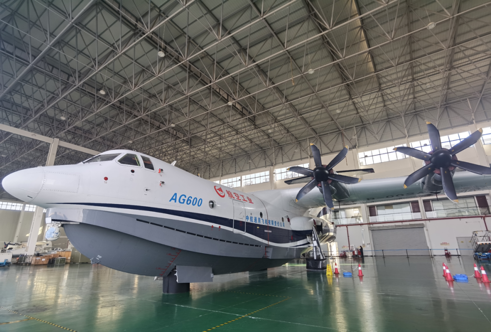 15秒汲水12吨 “鲲龙”AG600水上首飞、投汲水试验均在荆门_腾讯新闻