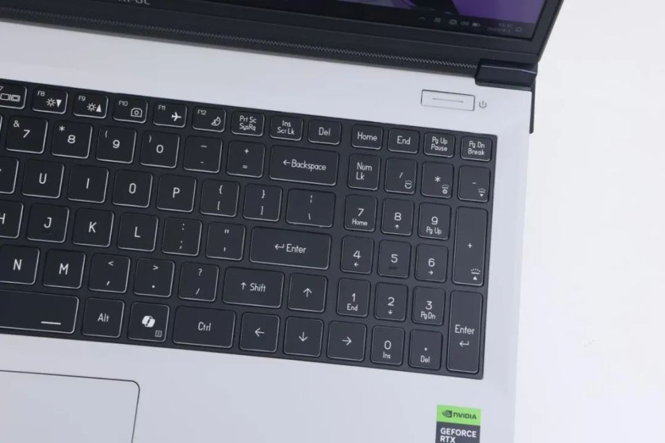 七彩虹隐星P16 Pro评测：价格低至7999元！首发RTX 5070 Ti的高性价比游戏本_腾讯新闻