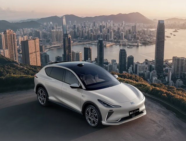 875V平台+灵蜥数字底盘，智己LS7焕新版来袭，卖32.99万起有戏吗_腾讯新闻