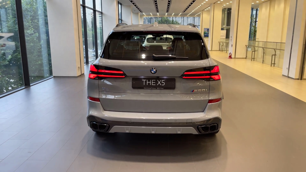 搭载4.4T V8发动机，中期改款宝马X5 M60i大量实拍图发布_腾讯新闻