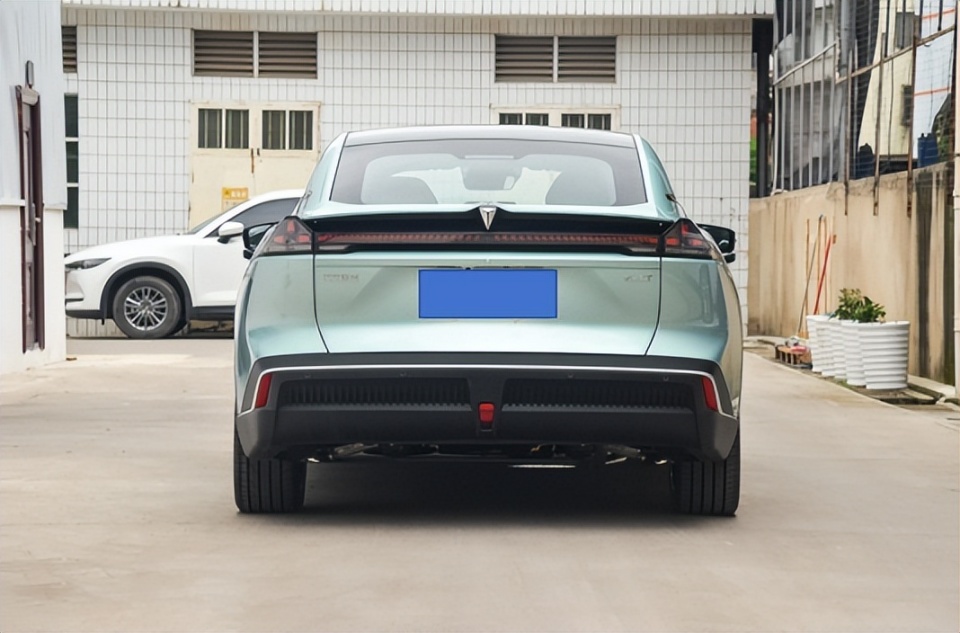 售价14.59万元起，135/200km两种纯电续航表现，深蓝SL03值得一试？_腾讯新闻