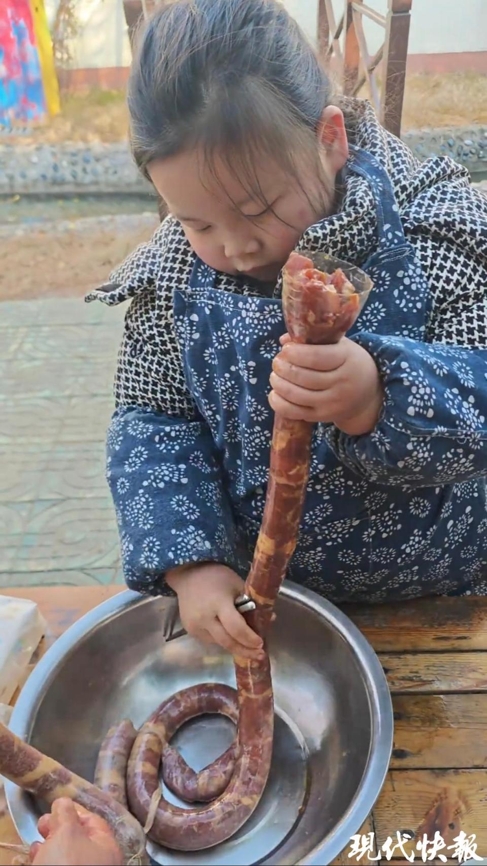 生火做饭、踩缝纫机、灌香肠……江苏这家幼儿园的劳动课火了_腾讯新闻