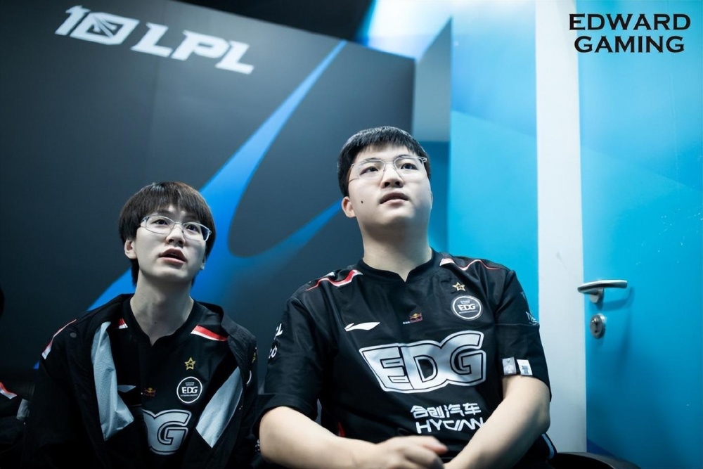 Uzi时隔457天再次登上LPL赛场首局祭出厄斐琉斯，AHn做洗澡动作“挑衅”，Rookie：我的总击杀要被超了_腾讯新闻