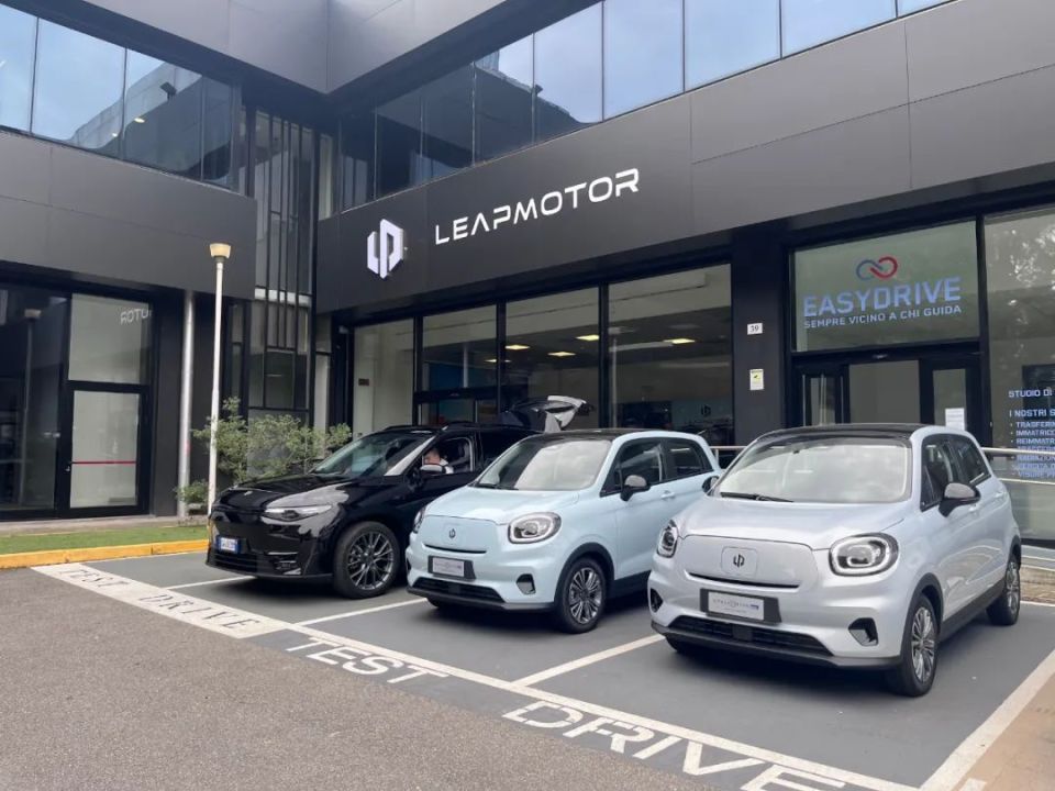 巴黎首发LEAP 3.5技术架构，零跑通过全域自研向全球化品牌跃进_腾讯新闻