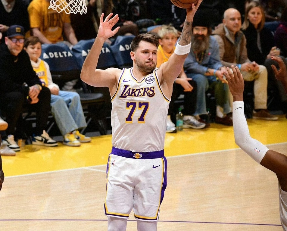 湖人110-93大胜猛龙，东契奇复出，最佳球员不是詹姆斯，是艾顿！_腾讯新闻