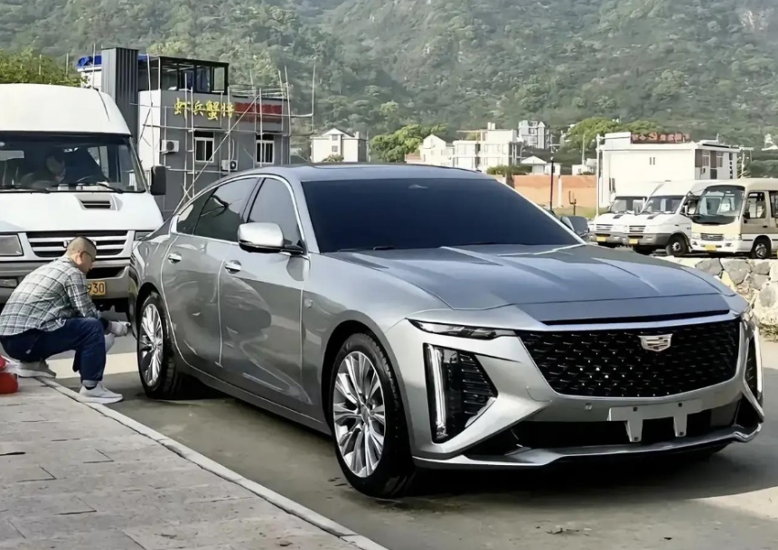 全新凯迪拉克CT6实车首次曝光，改动很大，强过BBA还是低性价比_腾讯新闻
