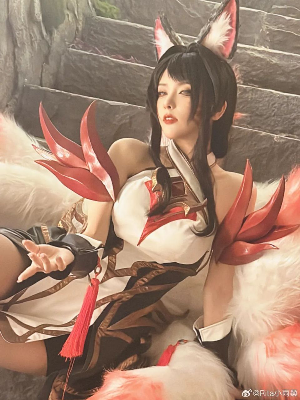 【LPL老婆】Rita cos名人堂皮肤阿狸，眉眼传情妩媚动人_腾讯新闻