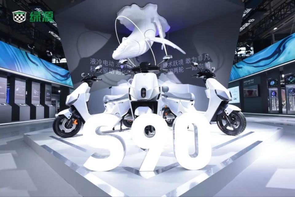 绿源 S90 电动摩托车发布：2000W 液冷凸极电机，72V 35Ah 电池_腾讯新闻