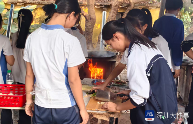 你生火来我炒菜 深圳一学校野炊中学生做出一桌子菜_腾讯新闻