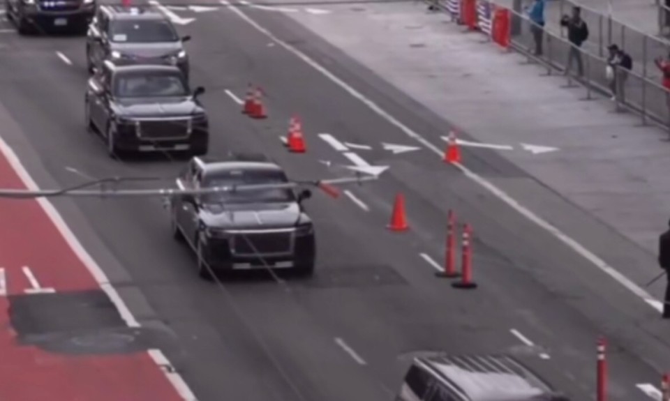 揭秘中国顶级座驾!年产5台,V12红旗N701随团访美,拜登:就像迈巴赫_腾讯新闻