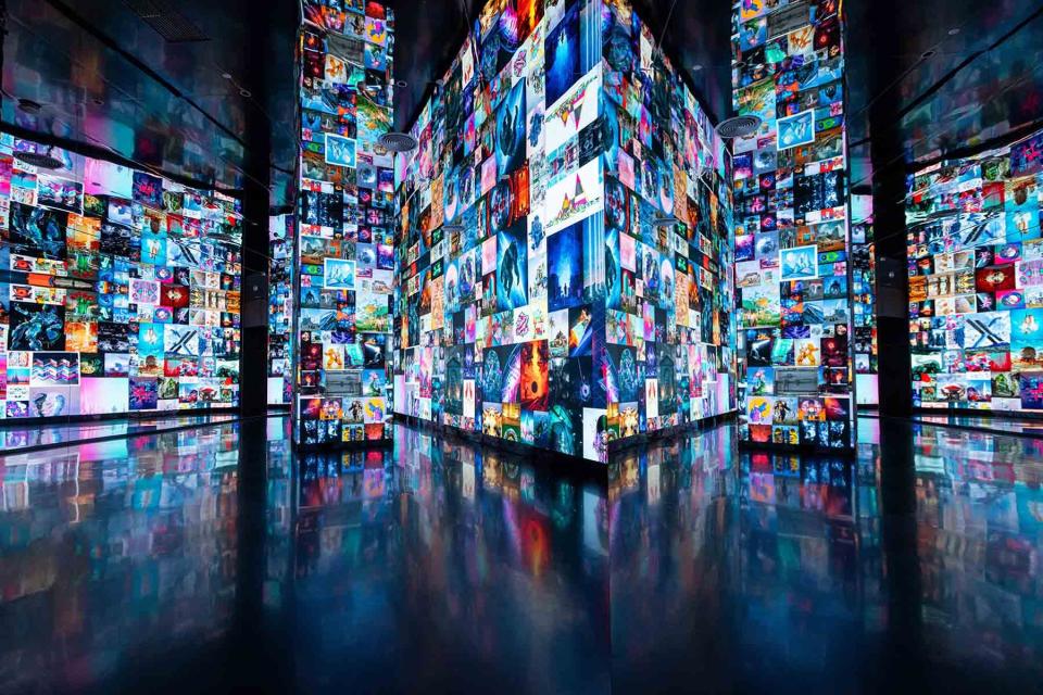 数字作品“5000天”拍出4.5个亿：艺术家Beeple呈现2122年人类社会_腾讯新闻