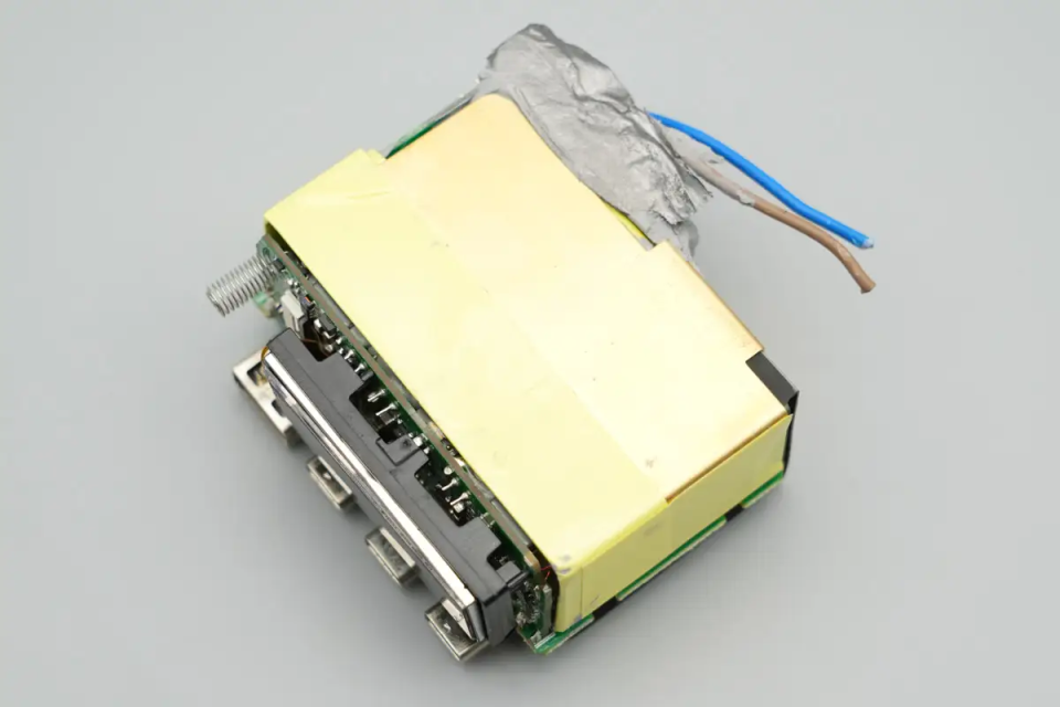 140W快充架构新思路，瑞萨iW3627搭配iW610，单级驱动SiC实现高密度设计_腾讯新闻