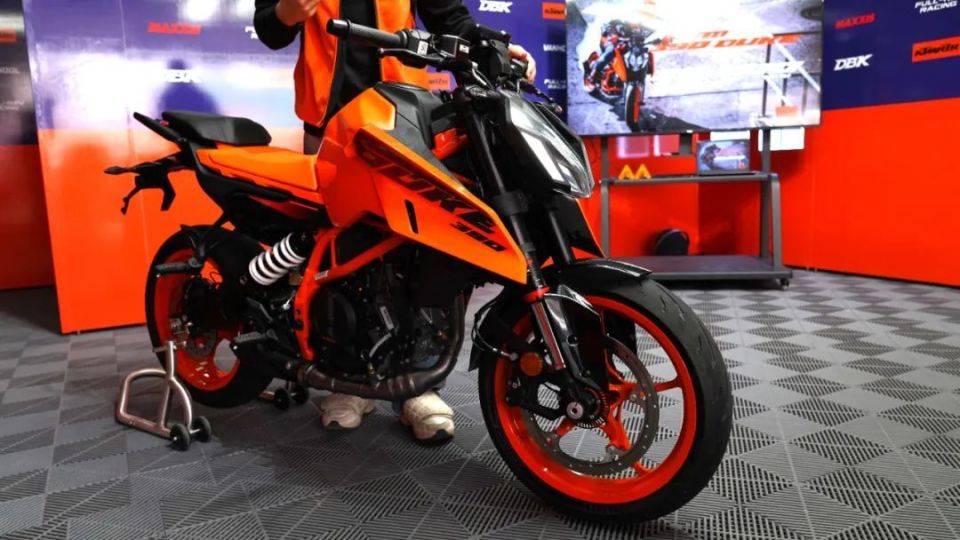 售价39800元！KTM 390 Duke新款国内上市，外观、配置、性能全面升级_腾讯新闻