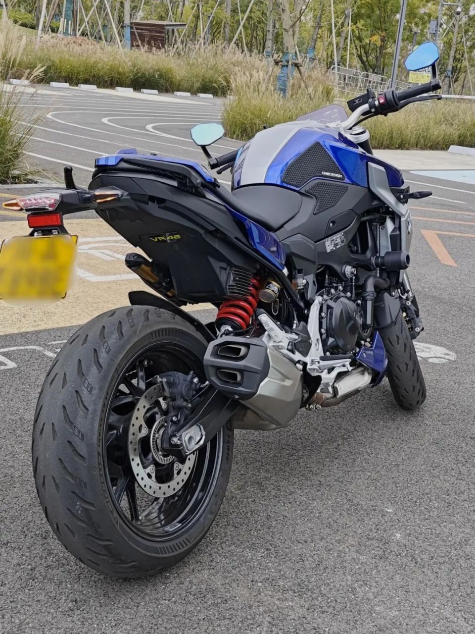 试驾宝马F900R：买电控送车的快乐，属于6万块的二手蓝天白云_腾讯新闻