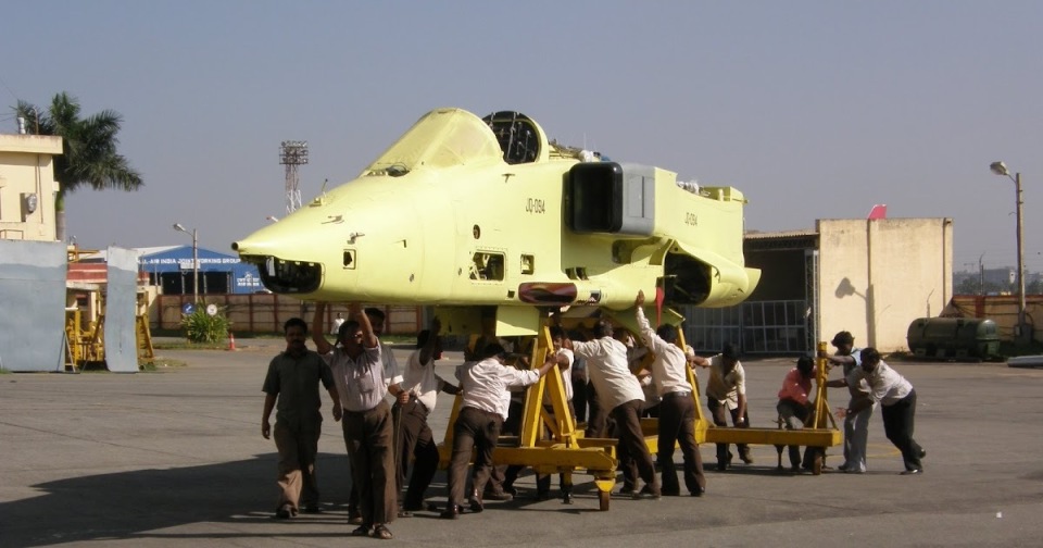 不到一个月摔两架！印度“美洲虎”攻击机在夜间坠毁，这是印度空军今年掉下来的第四架军机_腾讯新闻