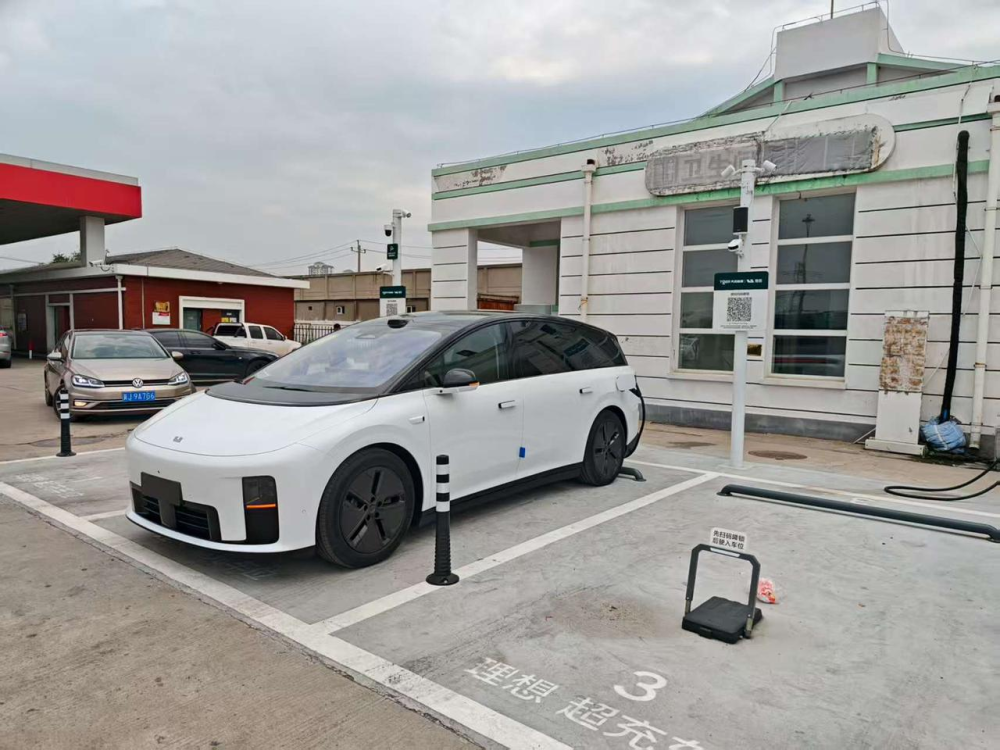 理想i8车主：实测5C超充桩10分钟补能500公里，体验感超过换电_腾讯新闻