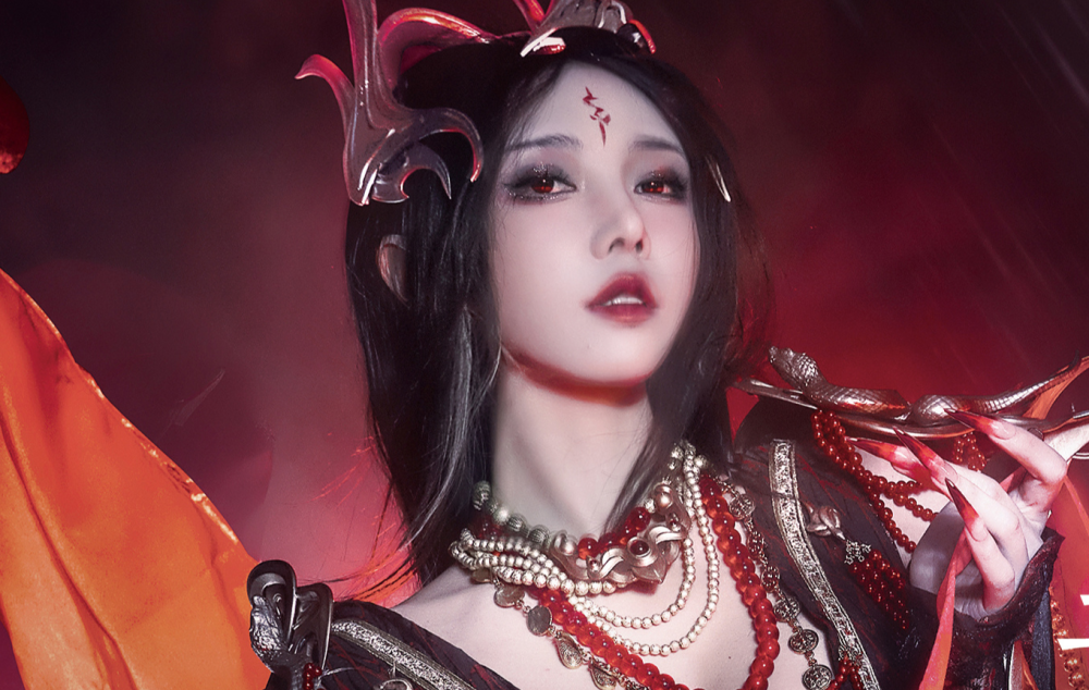 离谱！知名女Coser参展CP29随身携带保镖，险些被黑衣宅男强行掳走_腾讯新闻